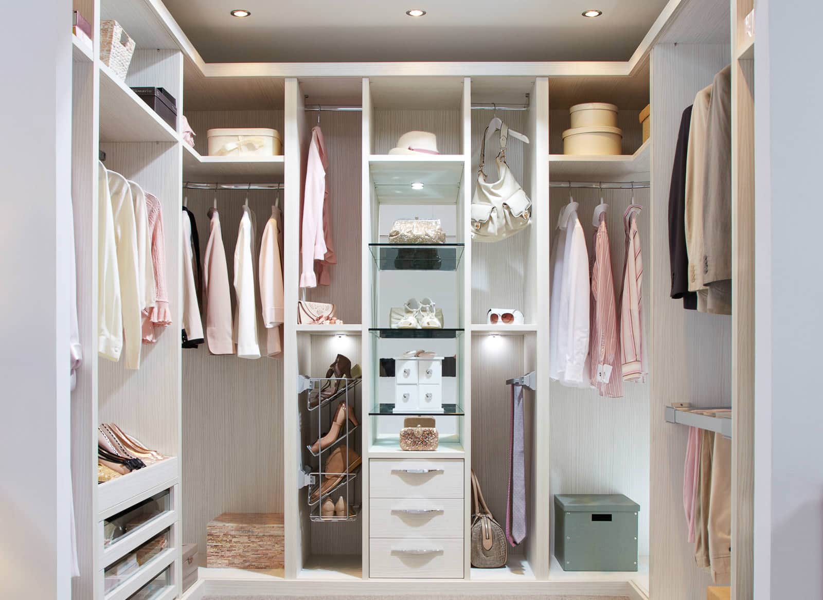 Ultimo Pearl Contemporary Walk In Wardrobes by Strachan